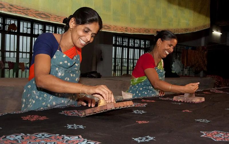 Aarong | Bangladesh’s Leading Fair Trade Fashion & Lifestyle Brand by BRAC